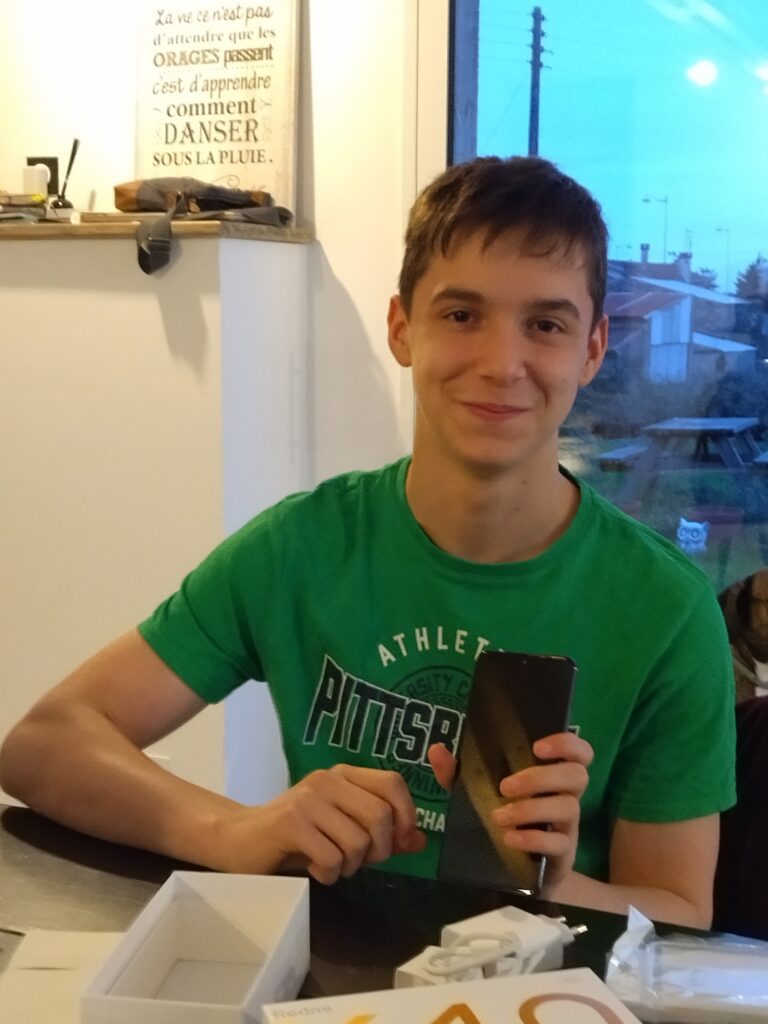 Tylan est émerveillé devant son téléphone Xiaomi - O ma Vie